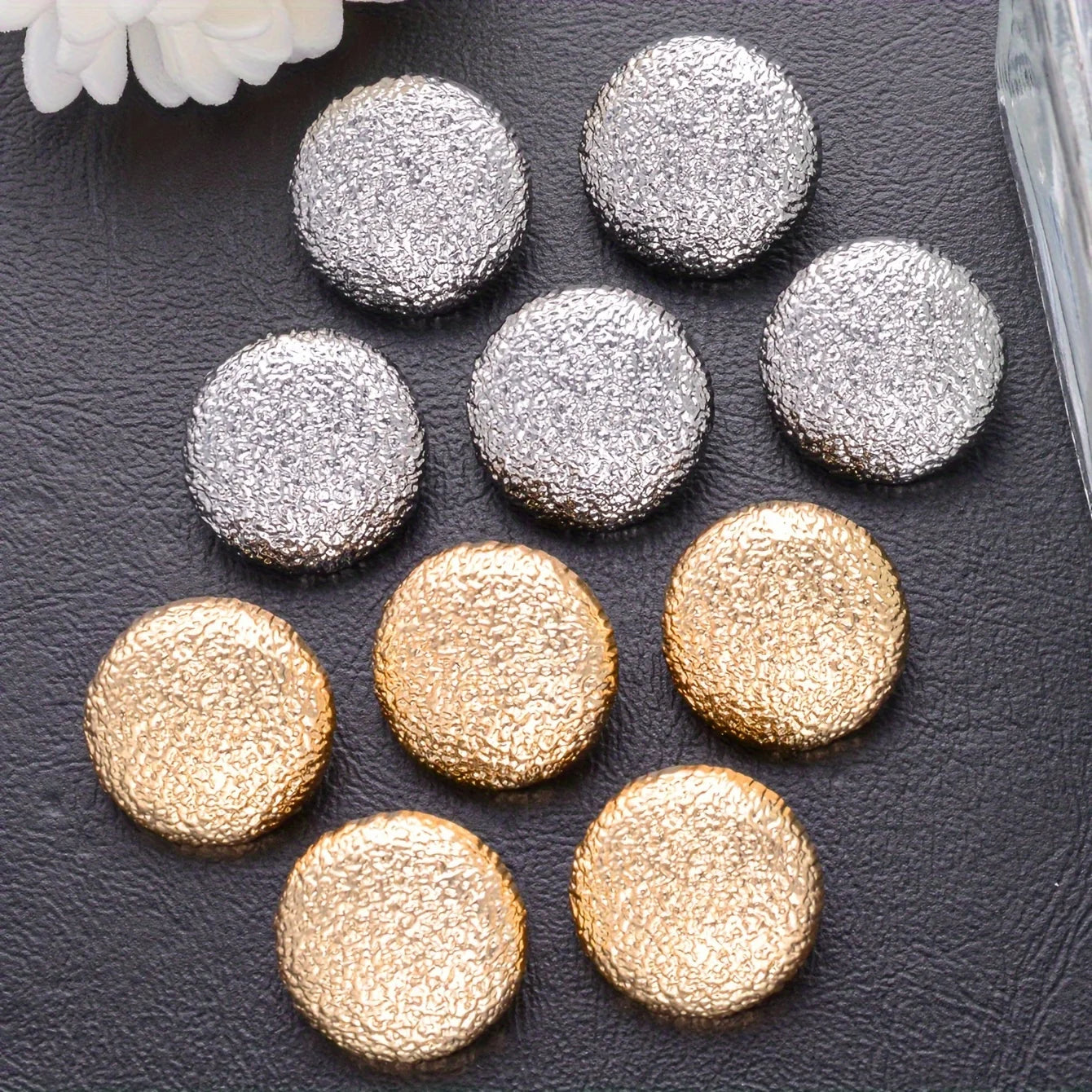 10 PC / Kotes Metal Buttons – Classic Modern Fabrics